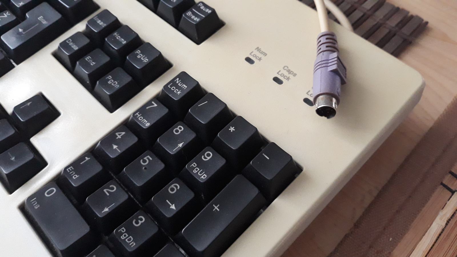 Cherry G81-3000 - Cherry MY switches - rijetki POM keycaps