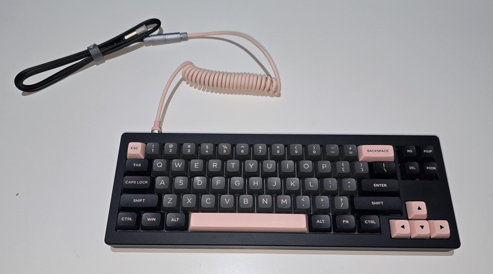 Custom mehanička tipkovnica MonsGeek M7 VIA 65% (Vrhunski build)