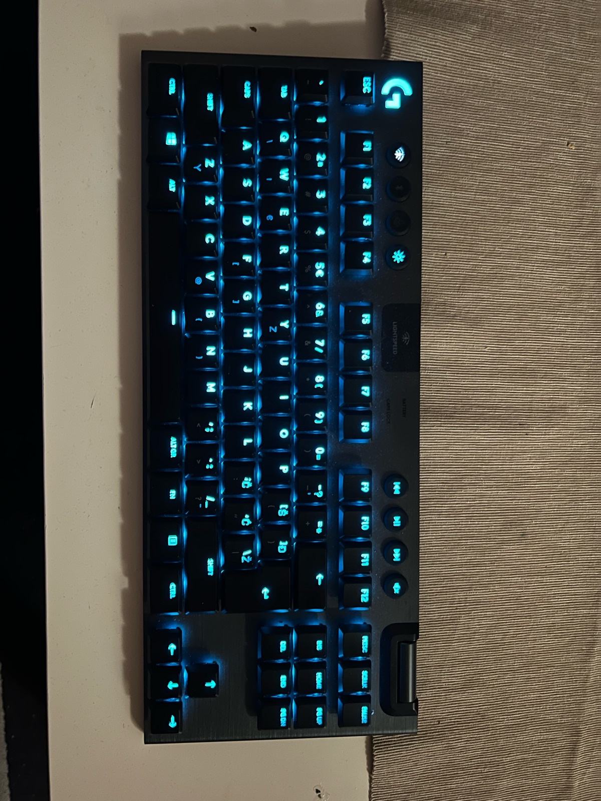 Logitech g915 TKL Lightspeed, Clicky Switches