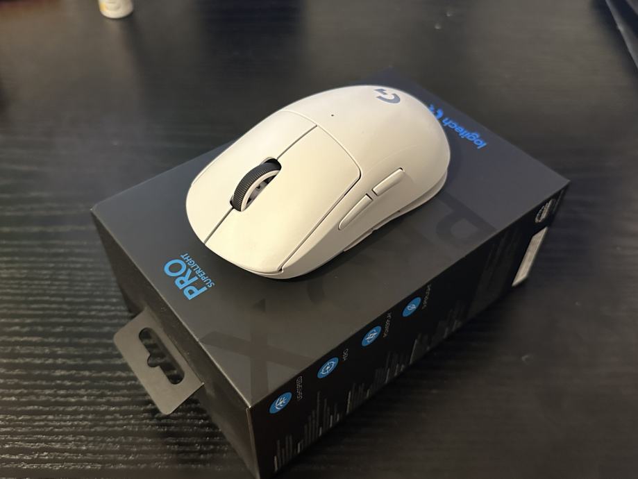 logitech pro x superlight, bijeli