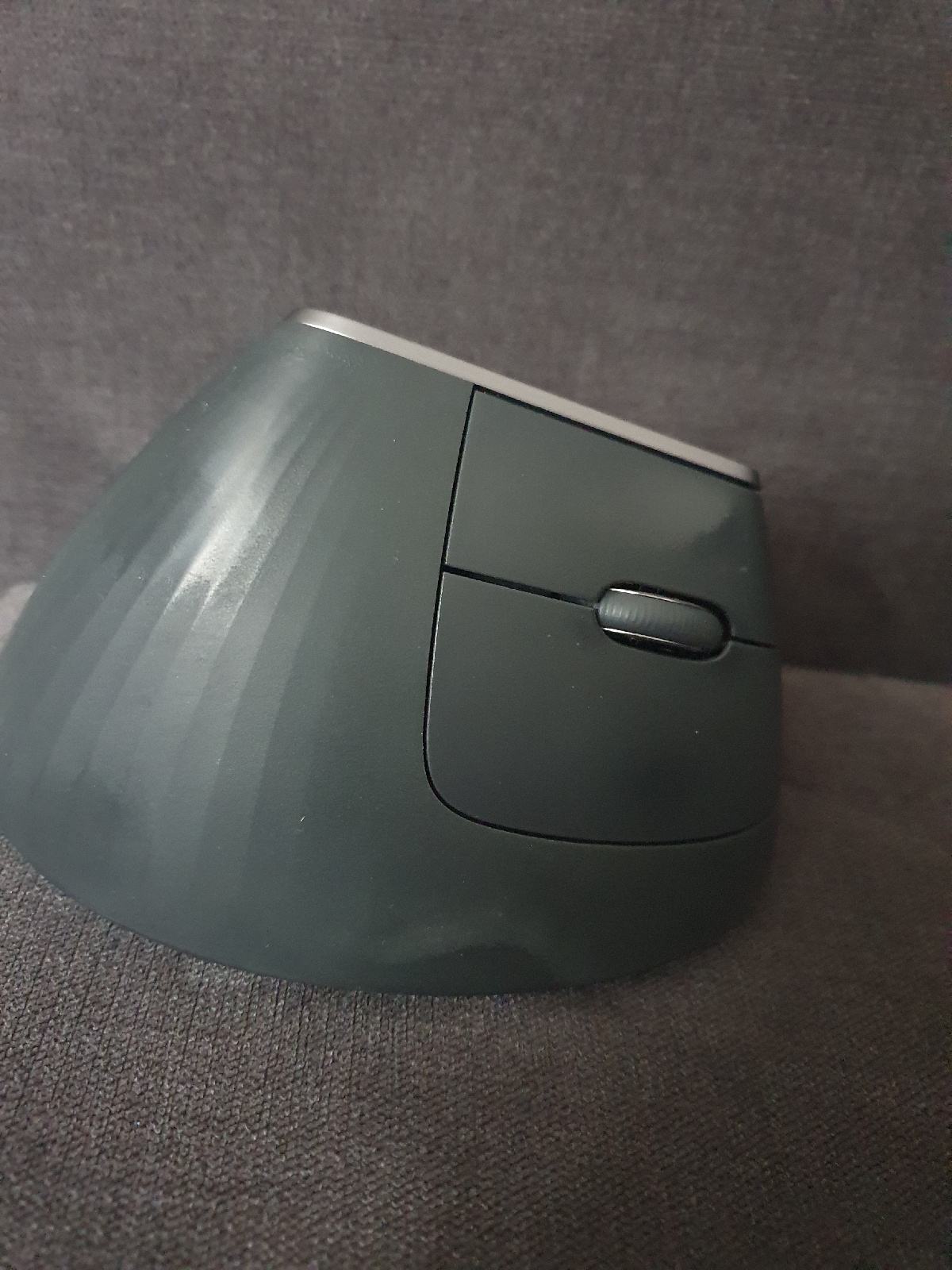 Logitech vertical miš