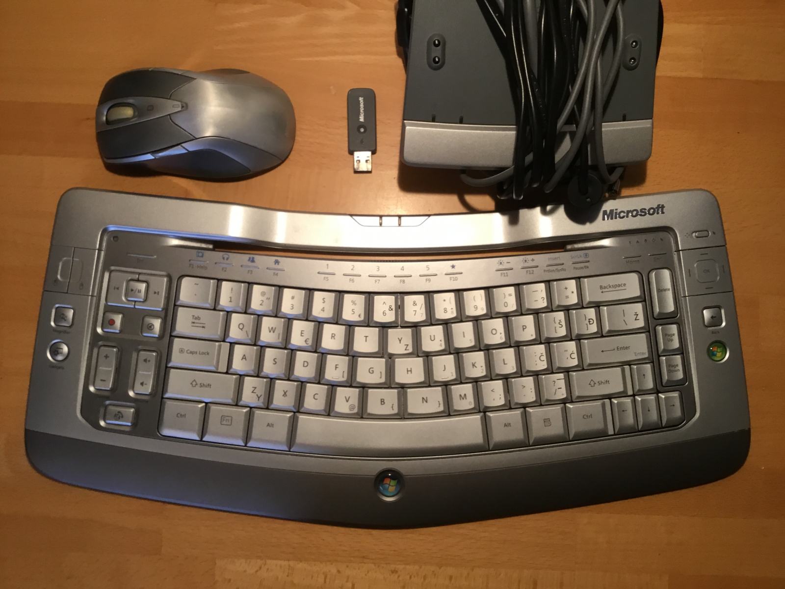 Microsoft Wireless Entertainm. Desktop 8000 - bežična tipkovnica i miš