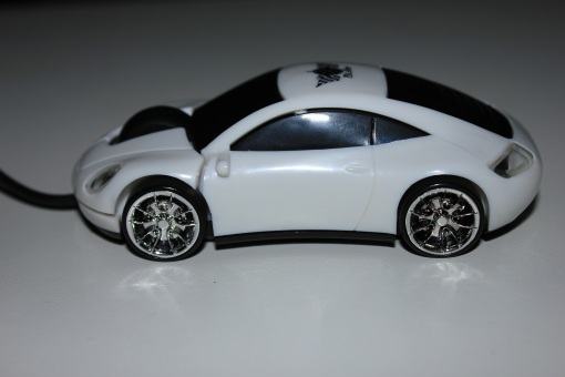 Miš za računalo u obliku auta