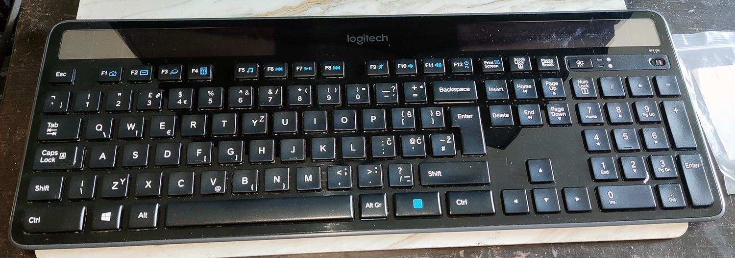 Solarna tipkovnica Logitech K750 crna - nova baterija