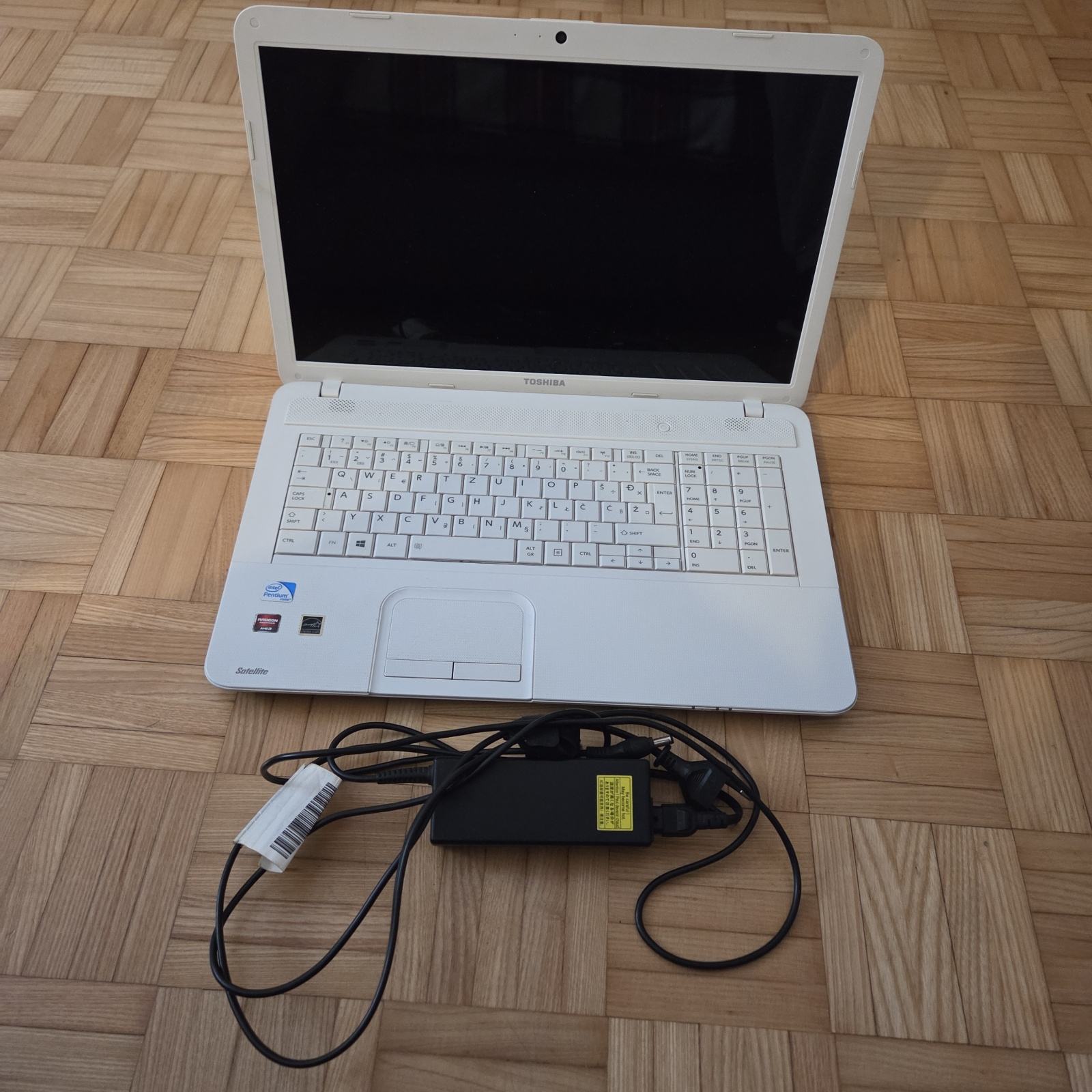 Laptop TOSHIBA SATELLITE C870 1-EX 17.3 INČA bijela boja,očuvan.