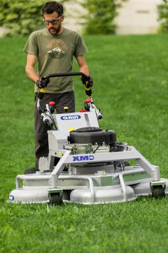 GOLJAT GRIN XM 3V1 B&S kosilica malčer za izjemno trato zero turn