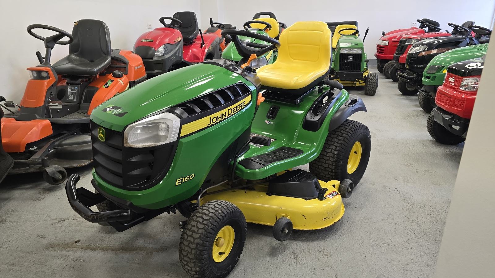 Traktor kosilica John Deere E160: 24 KS, 724 cc, 2 cilindra,