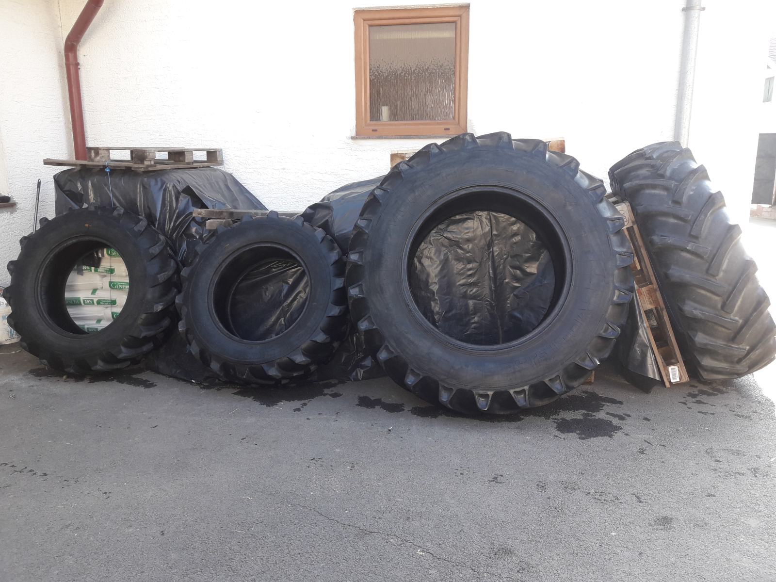 Traktorske gume 360/70R24 i 460/85R34 (18.4R34)