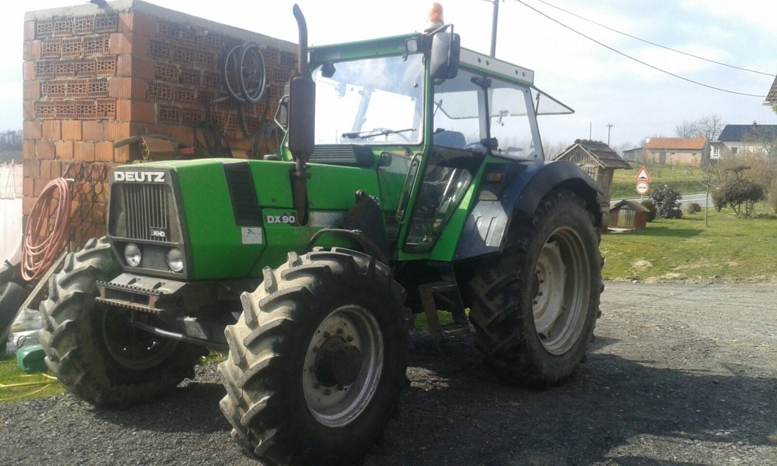Deutz DX 90 s utovarivačem