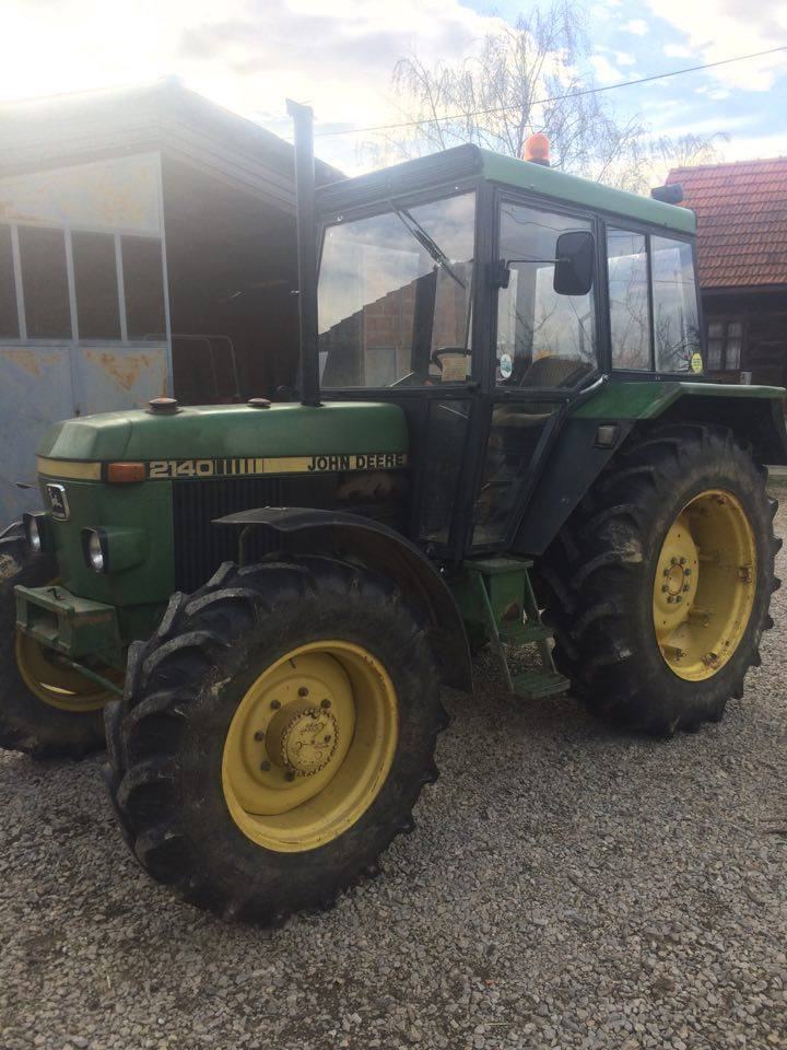 John Deere 2140