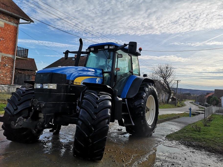 New Holland TM 175