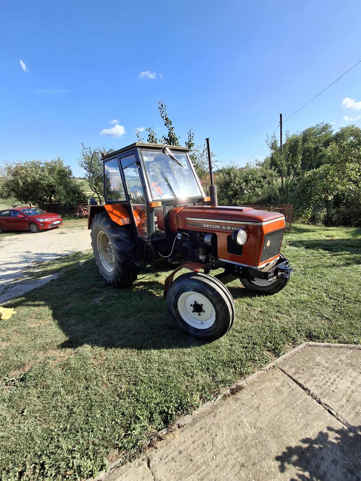 Prodaje se traktor Zetor 6911