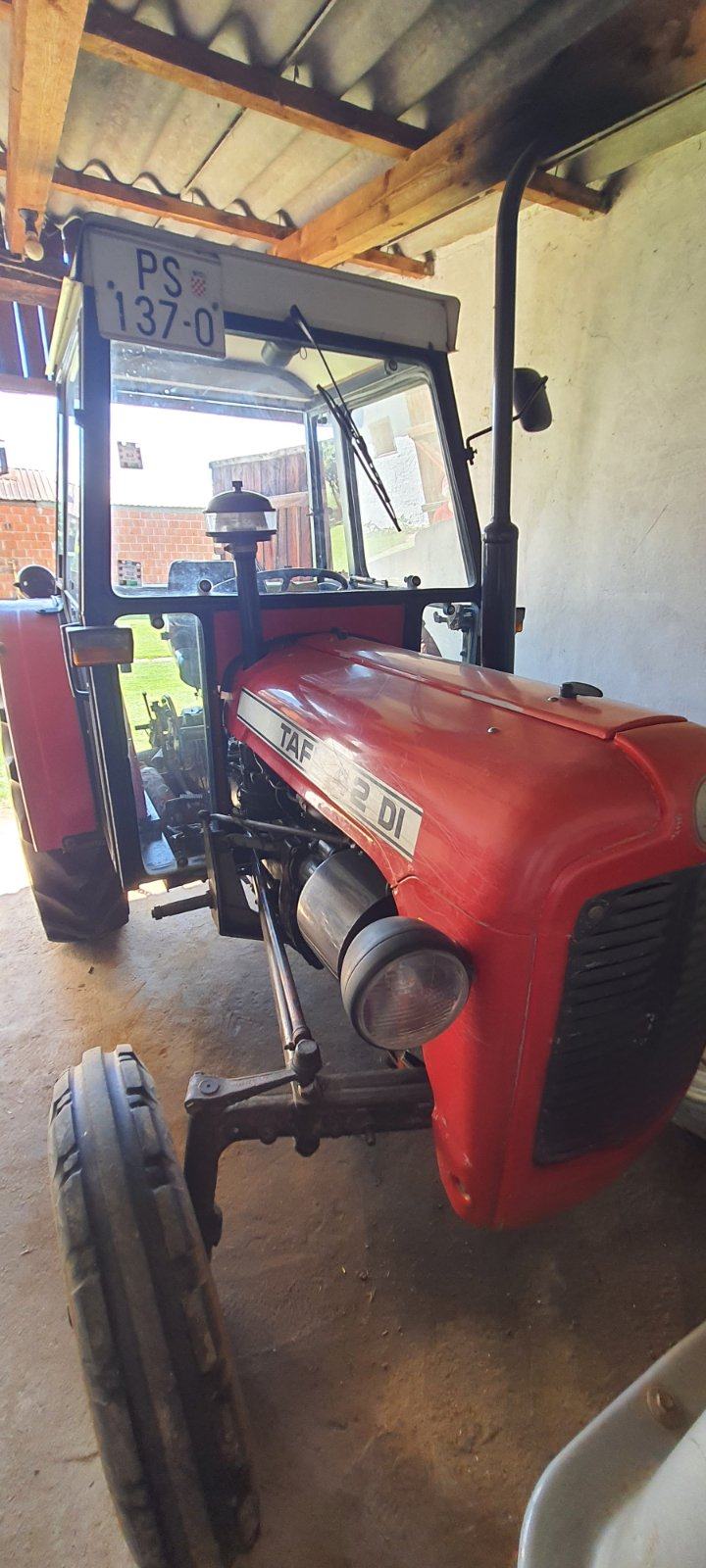 TAFE 42 DI s priključnim poljoprivrednim strojevima