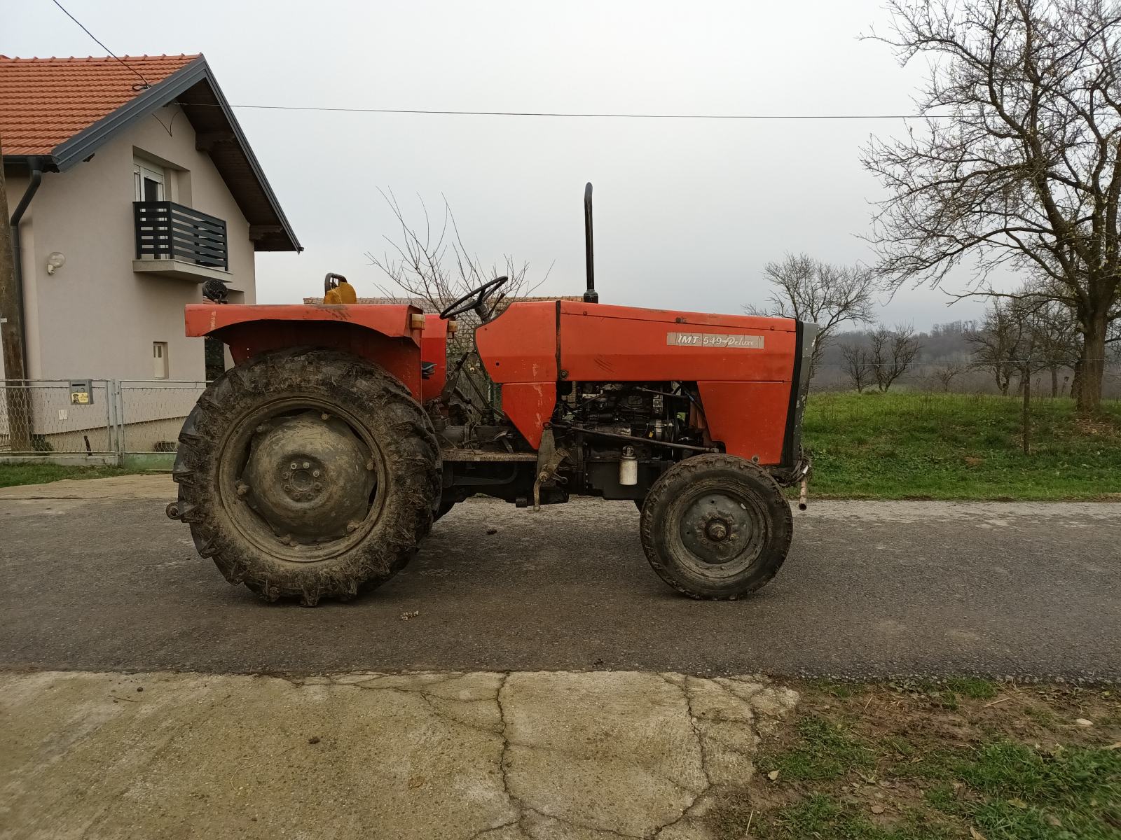 Traktor imt 549