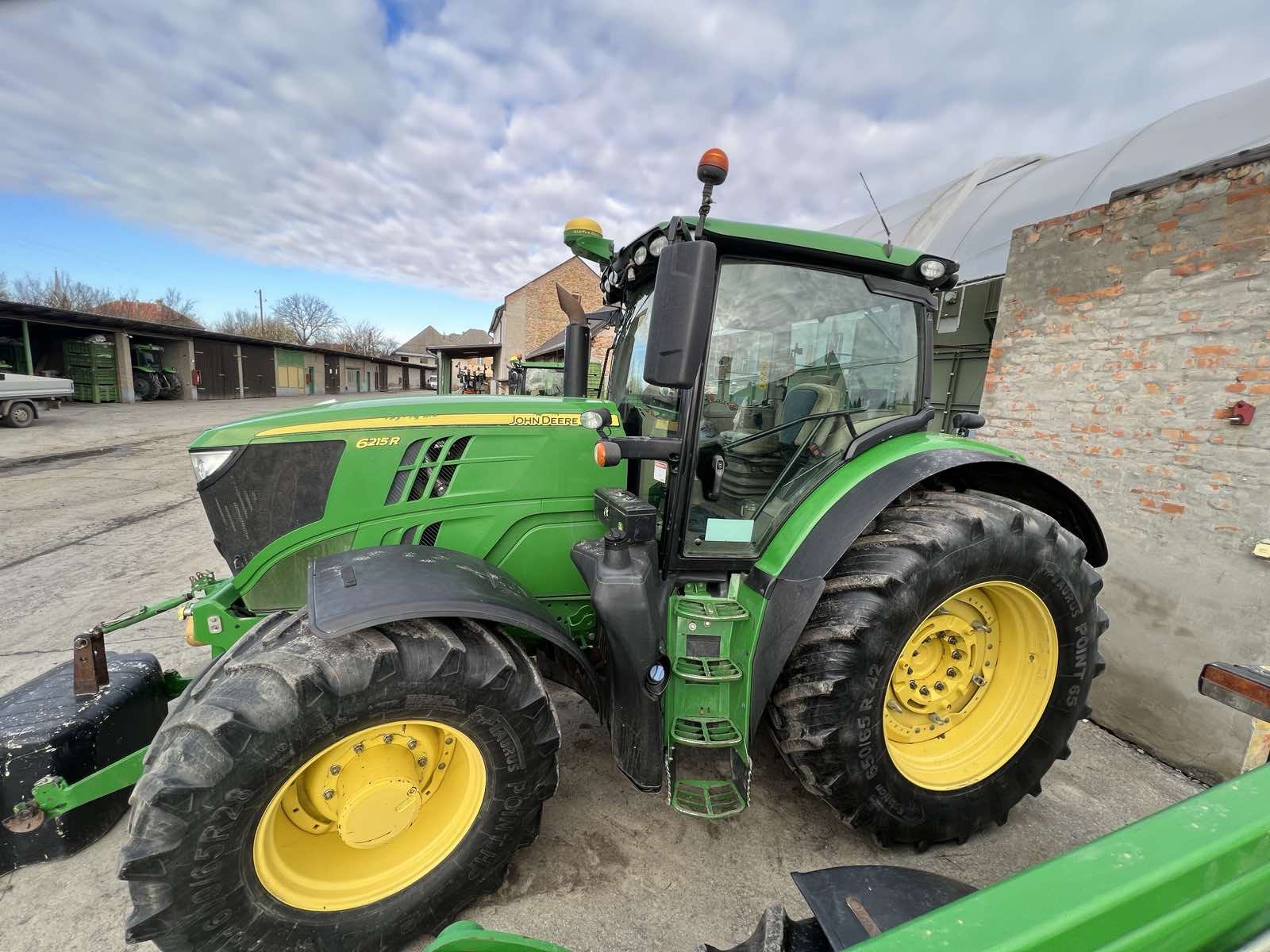 Traktor John Deere 6215 R