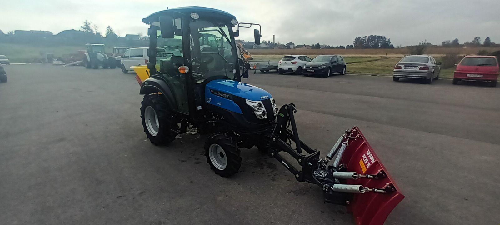 Traktor SOLIS S 26 HST sa kabinom i zimskom opremom