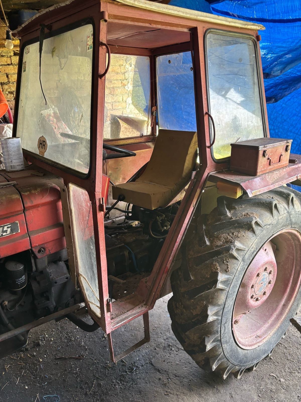 Traktor Universal 445, prikolica, plug i tanjurača
