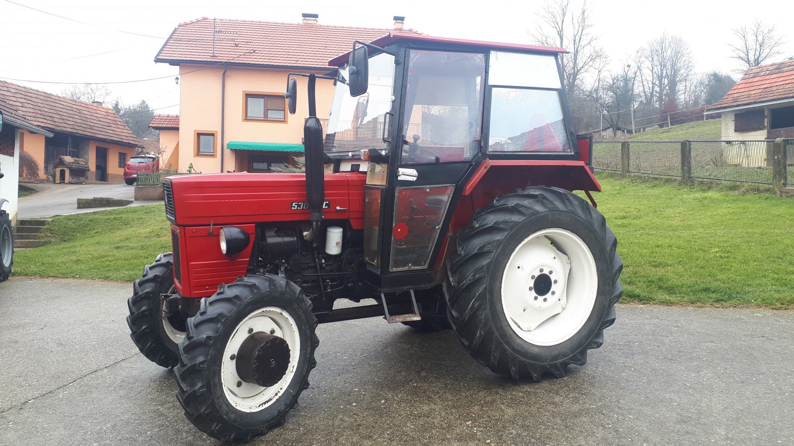 Traktor Universal 530 DTC