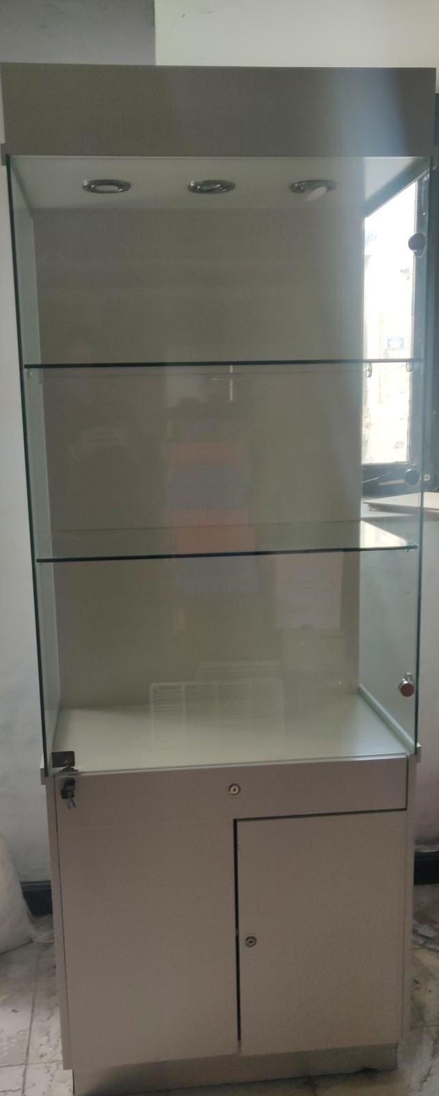 Izložbena vitrina / ormar