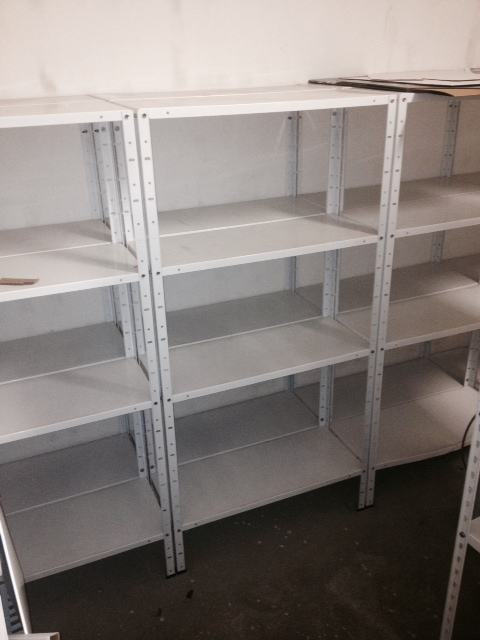 metalne police bijele