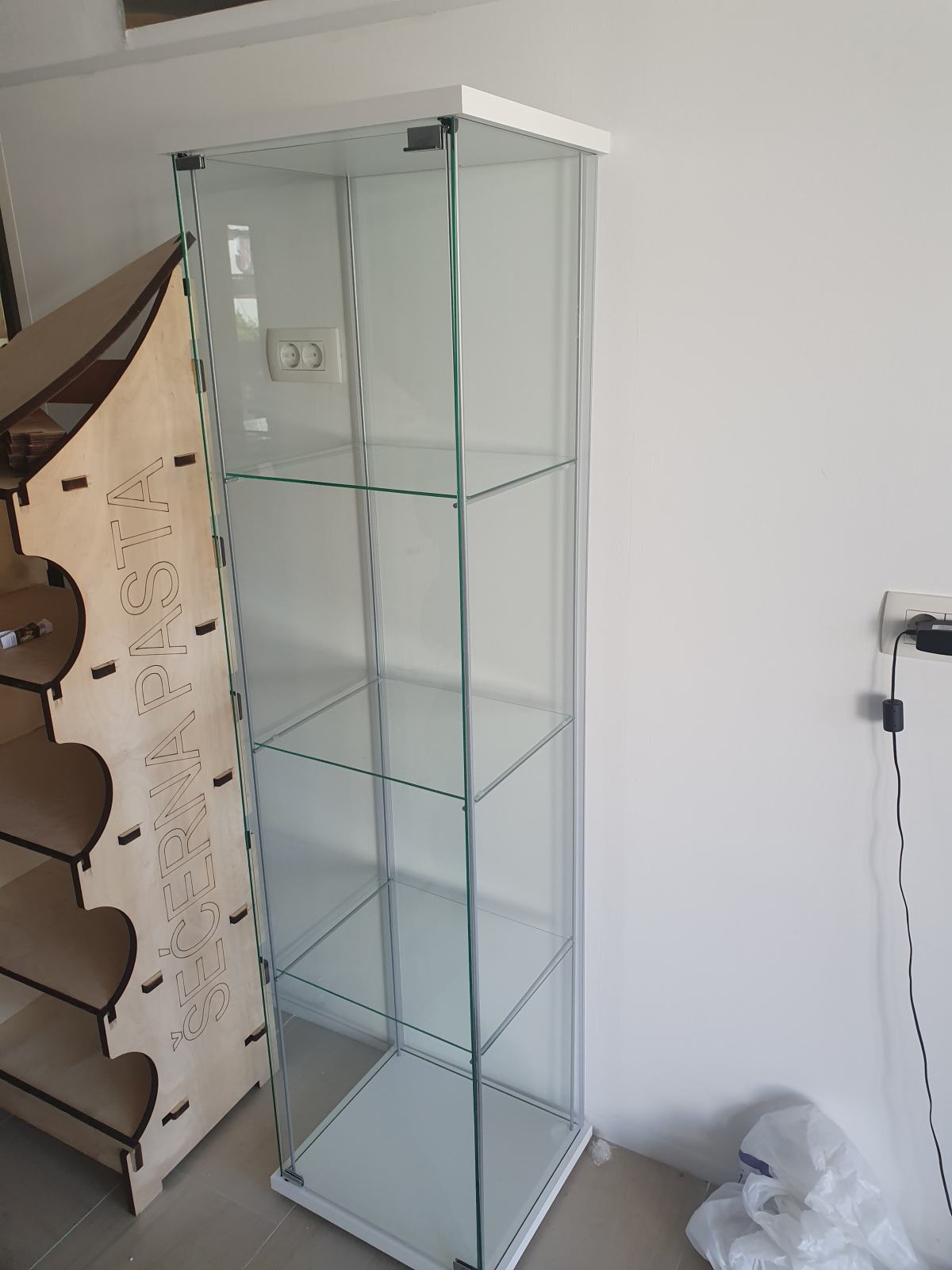 Staklena vitrina DETOLF IKEA, bijela