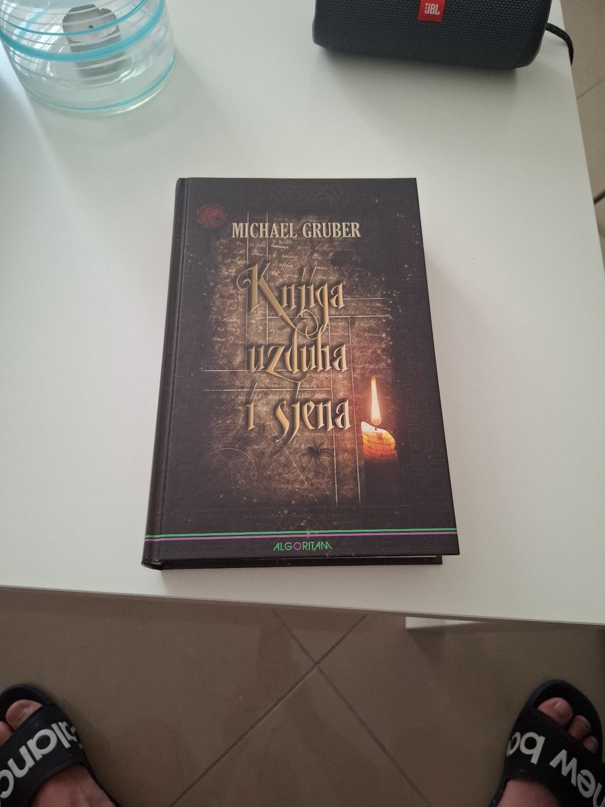 Knjiga uzduha i sjena,Michael Gruber