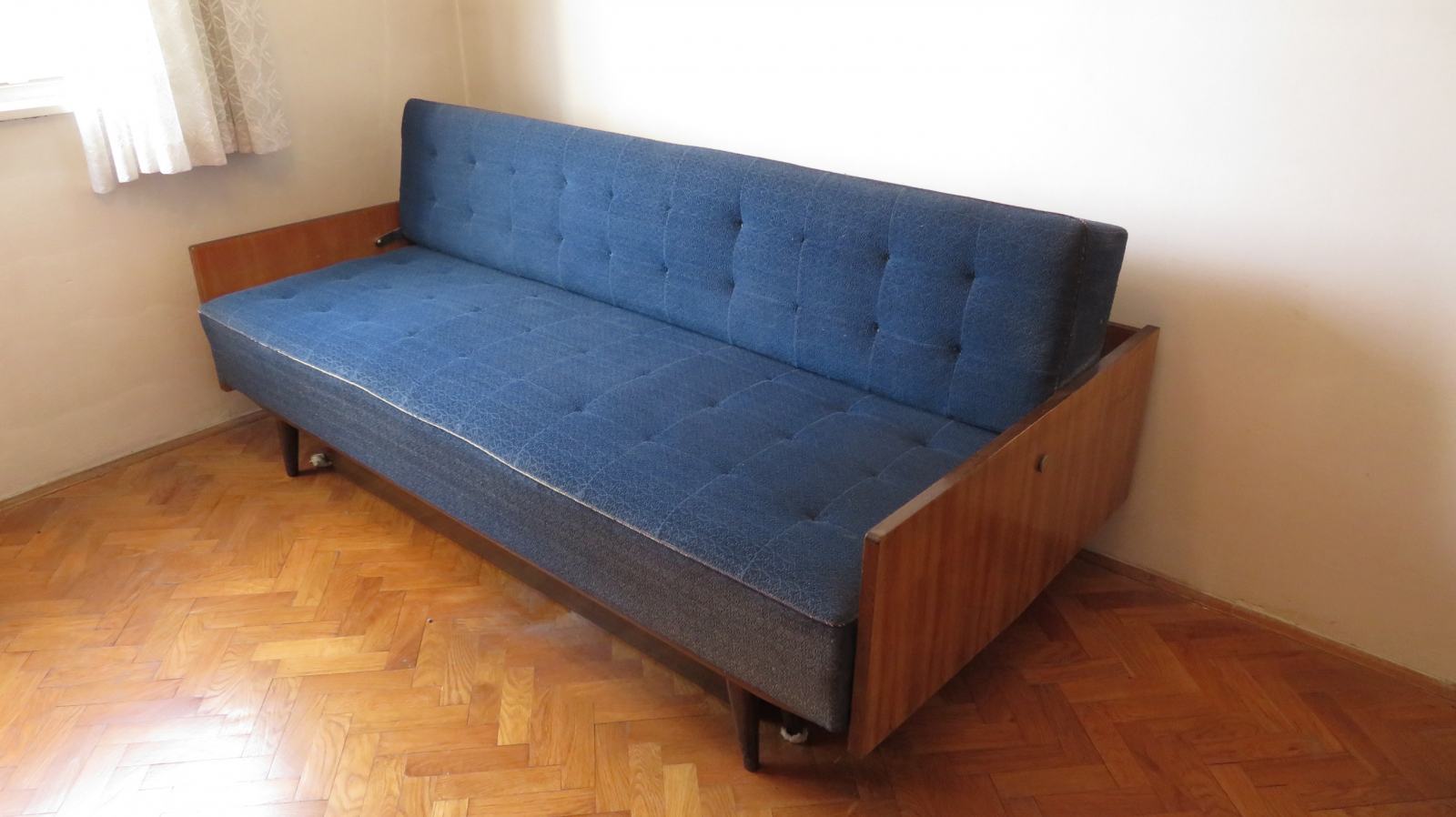 Retro kauč s podnom policom