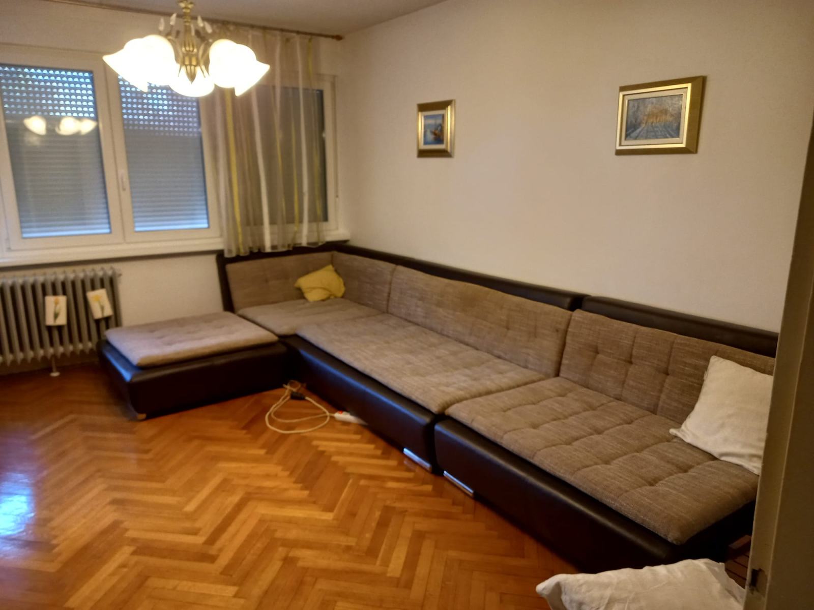 Poklanjam kutnu garnituru