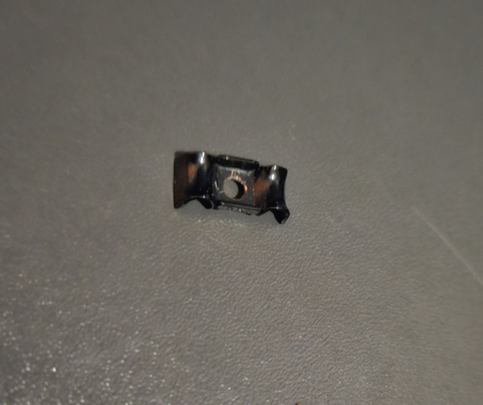 Bass String Retainer Crni