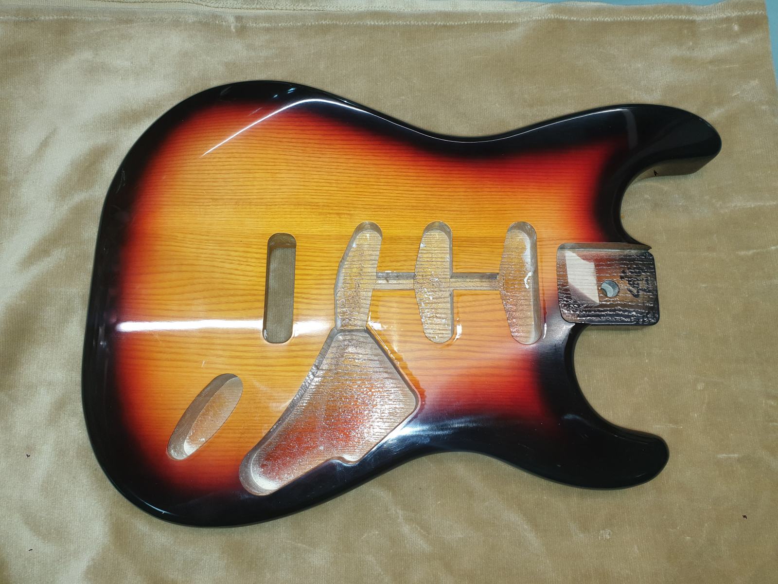 Stratocaster tijelo (alder) 3 tone sunburst
