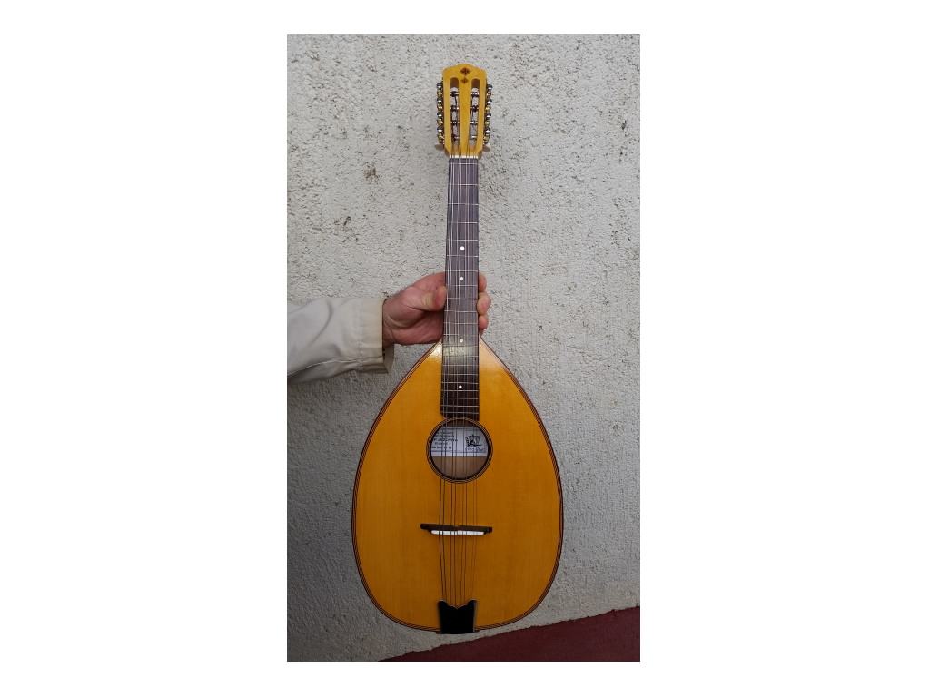 MANDOLA