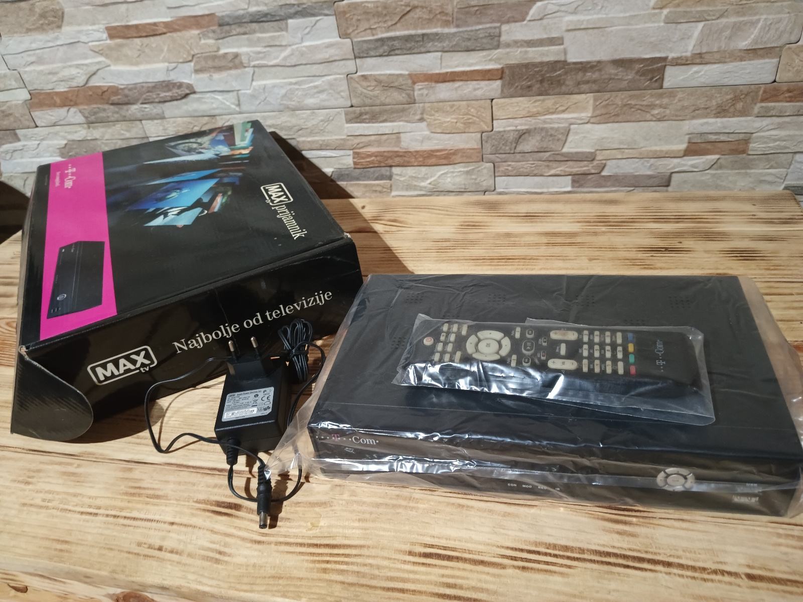 MAX TV RECEIVER SA DALJINSKIM UPRAVLJAČEM -NOVO U KUTIJI