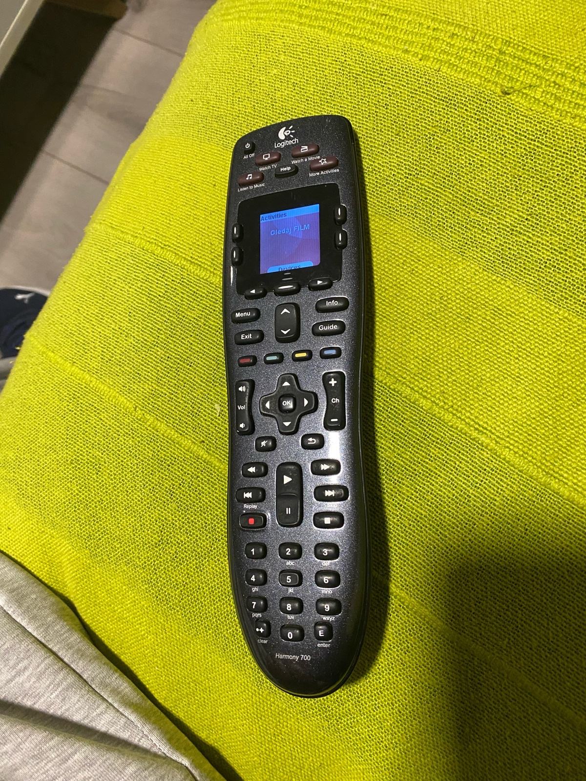 Univerzalni daljinski Logitech Harmony 700
