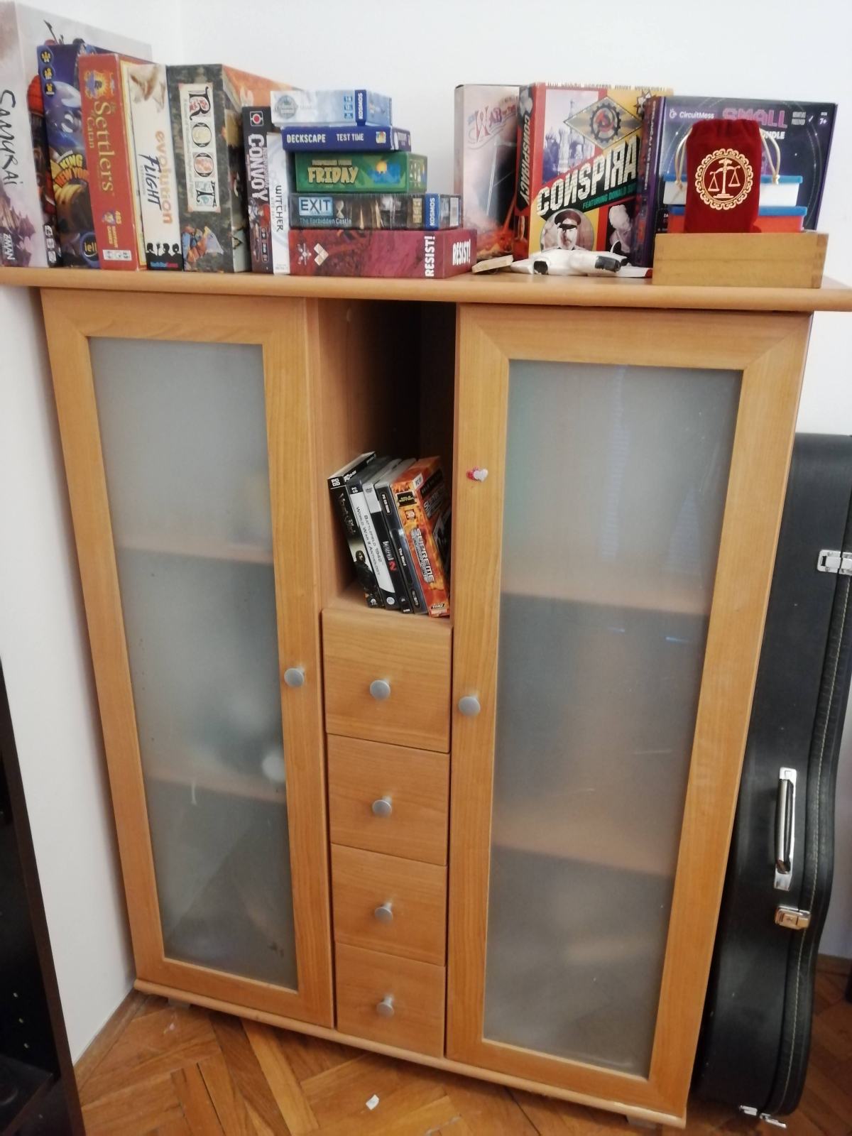 Dosta praktična komoda za npr ured