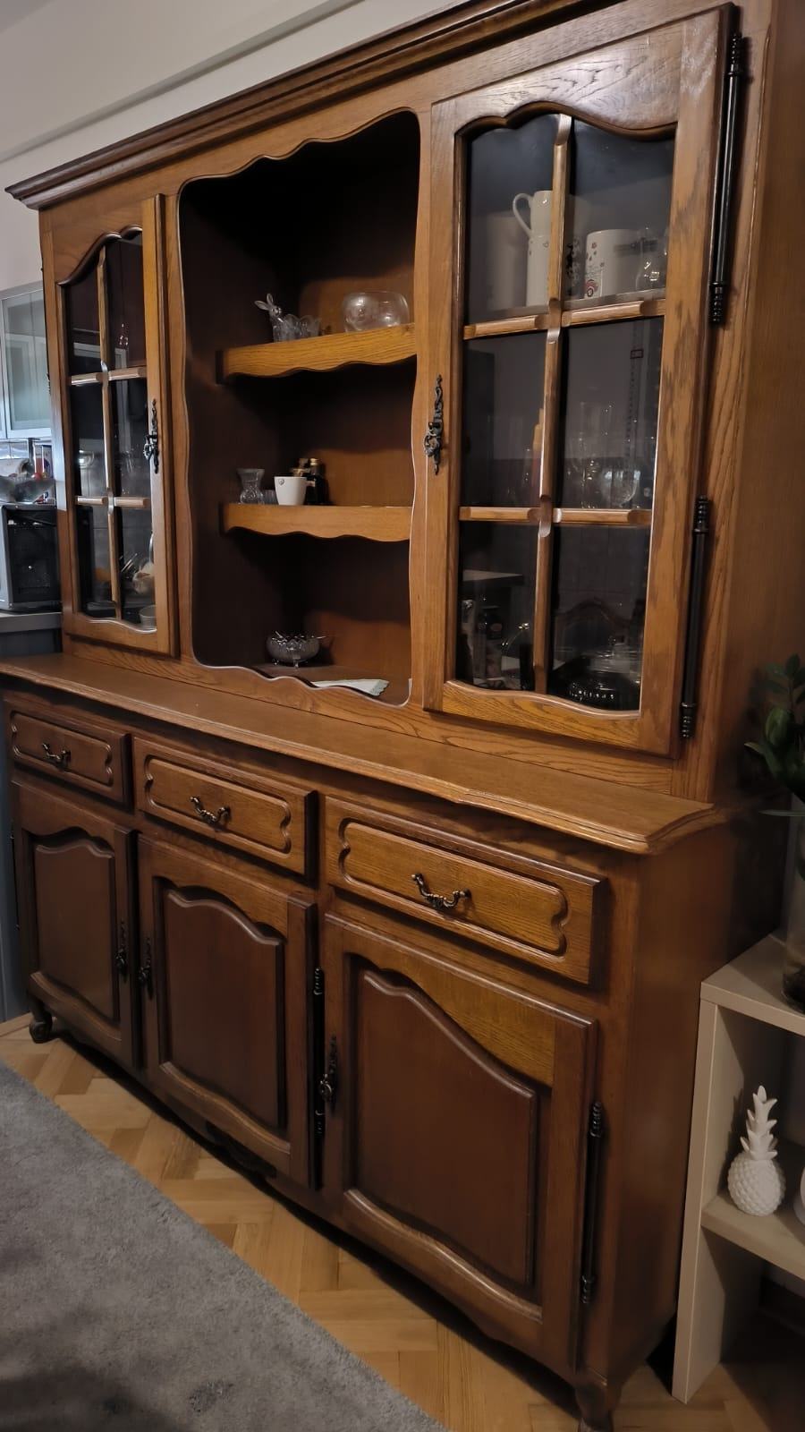 Drvena vitrina, puno drvo