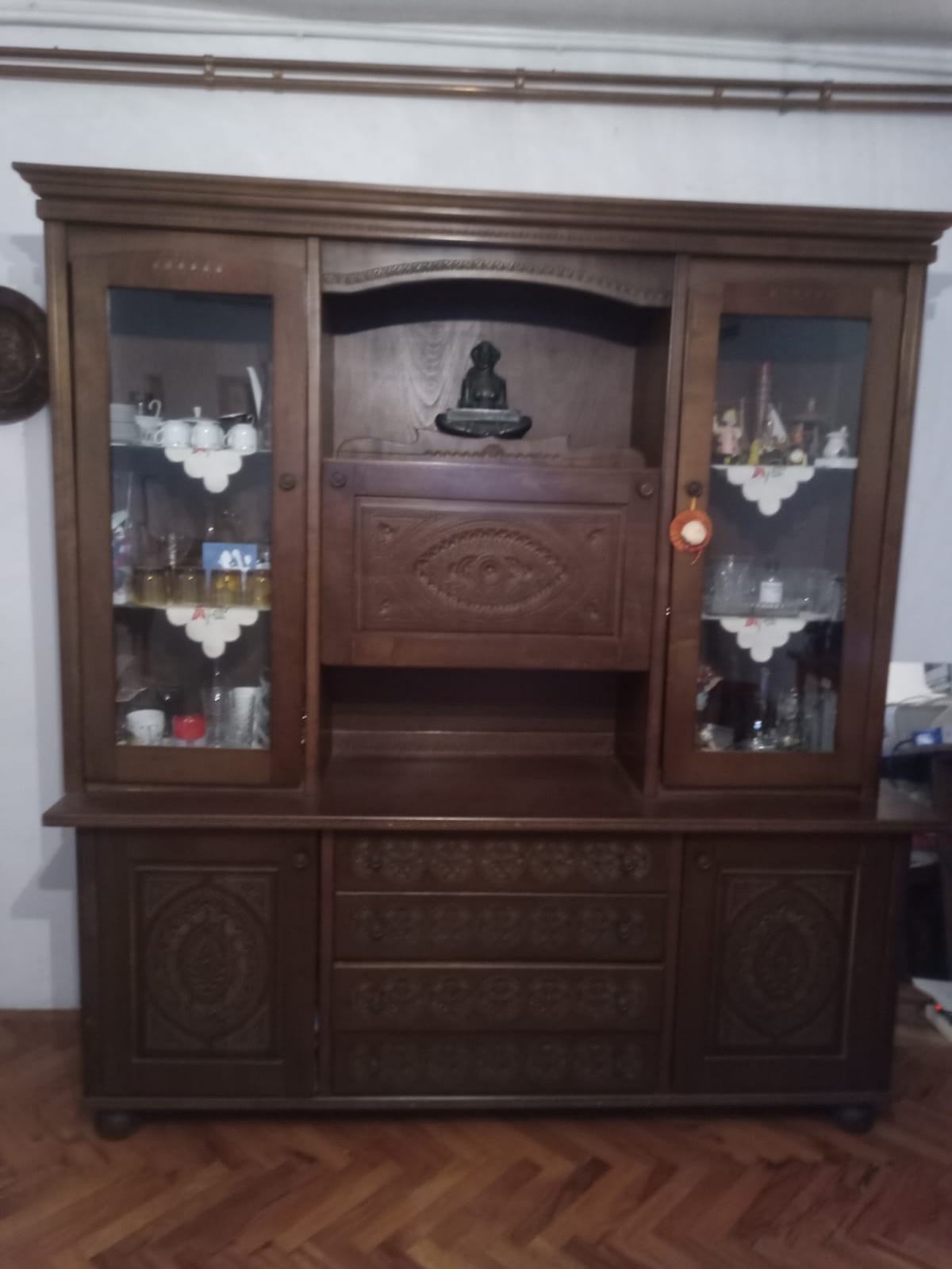 Drvena vitrina, puno drvo