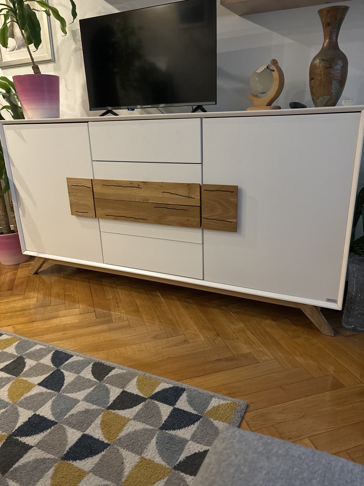 Komoda za dnevni boravak. Lesnina. 200 eura