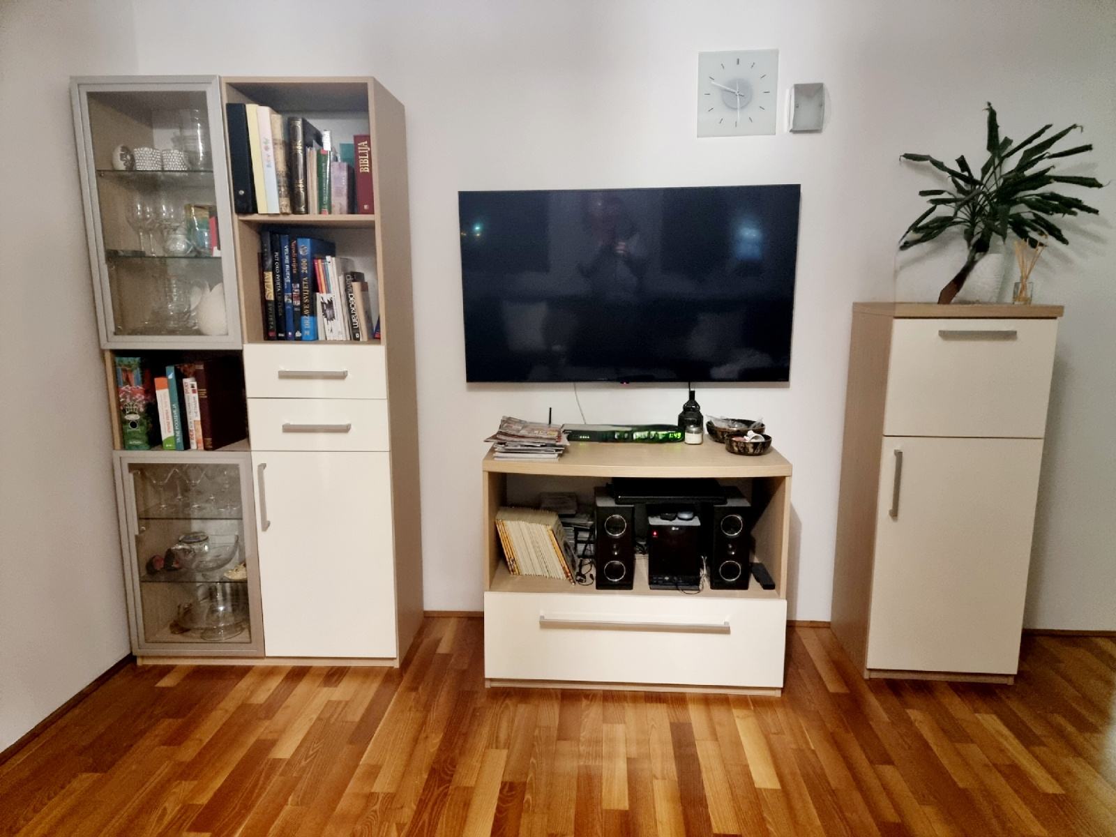 Komoda masiv visoki sjaj sa staklenom vitrinom