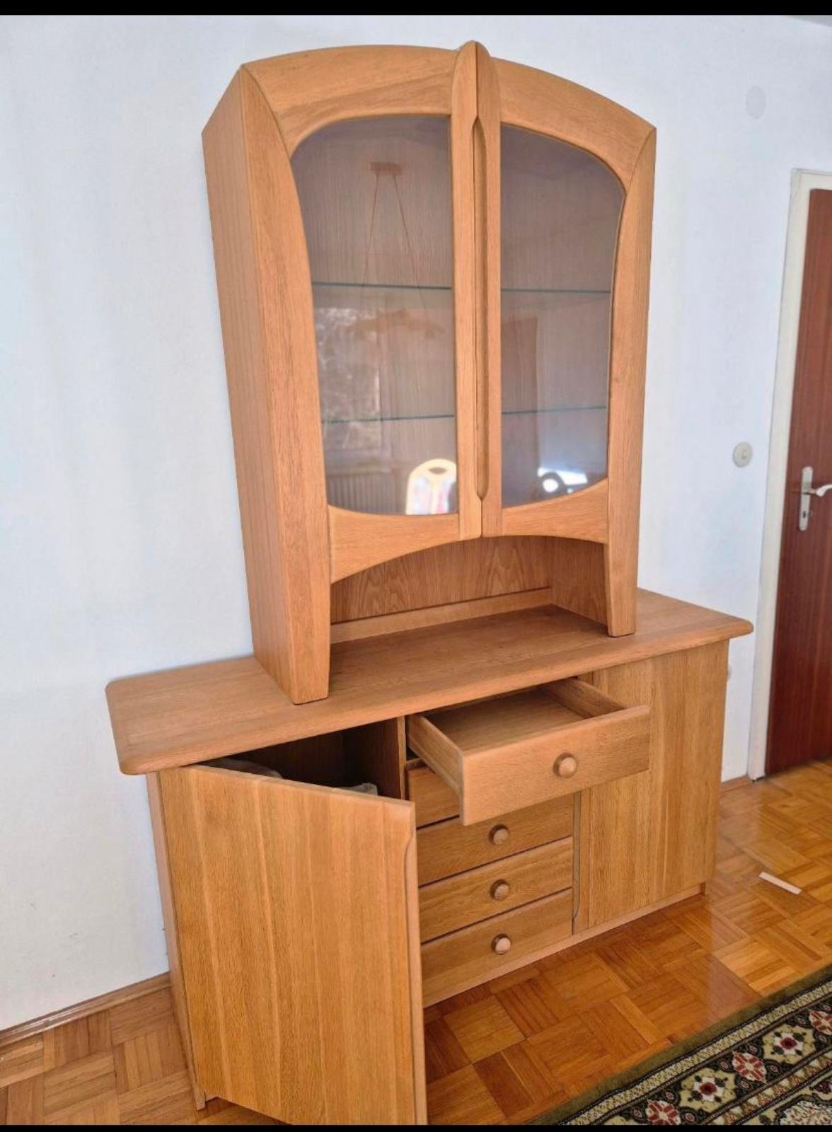 Komoda s regalom za dnevni boravak