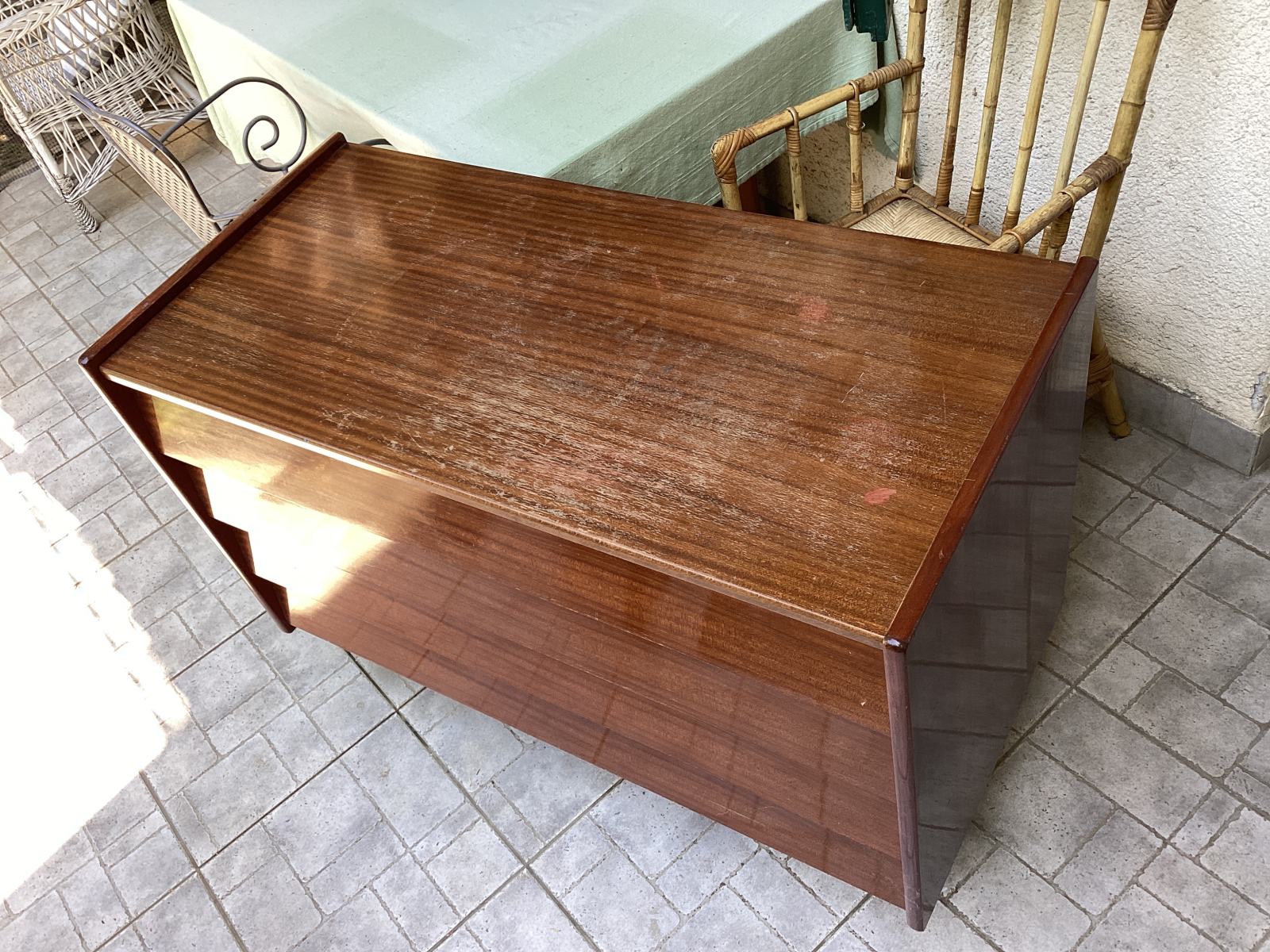 Komoda- sanduk, poklanjam