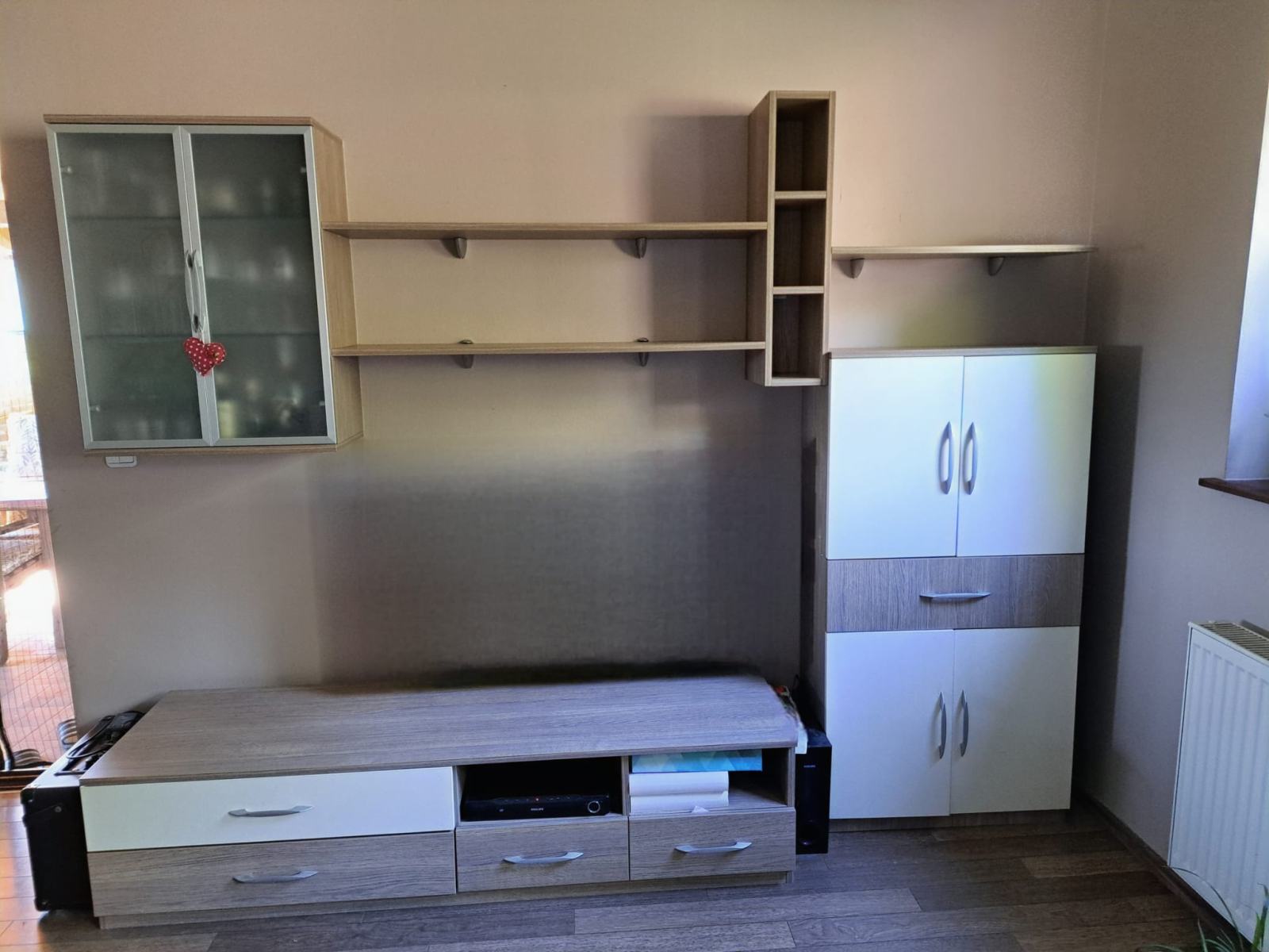 Komoda, stakleni ormaric i ormar