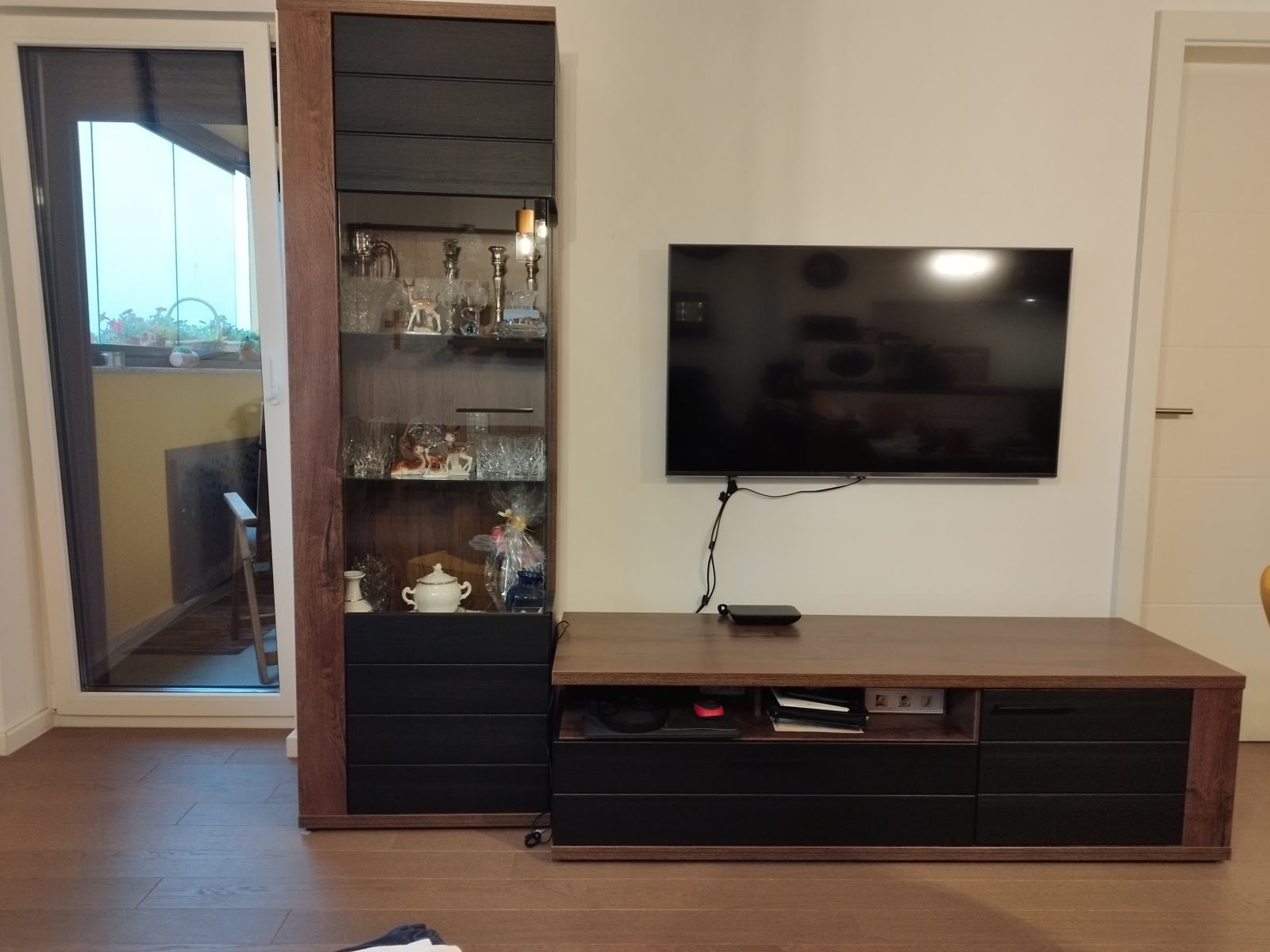 Komoda sa staklenom vitrinom