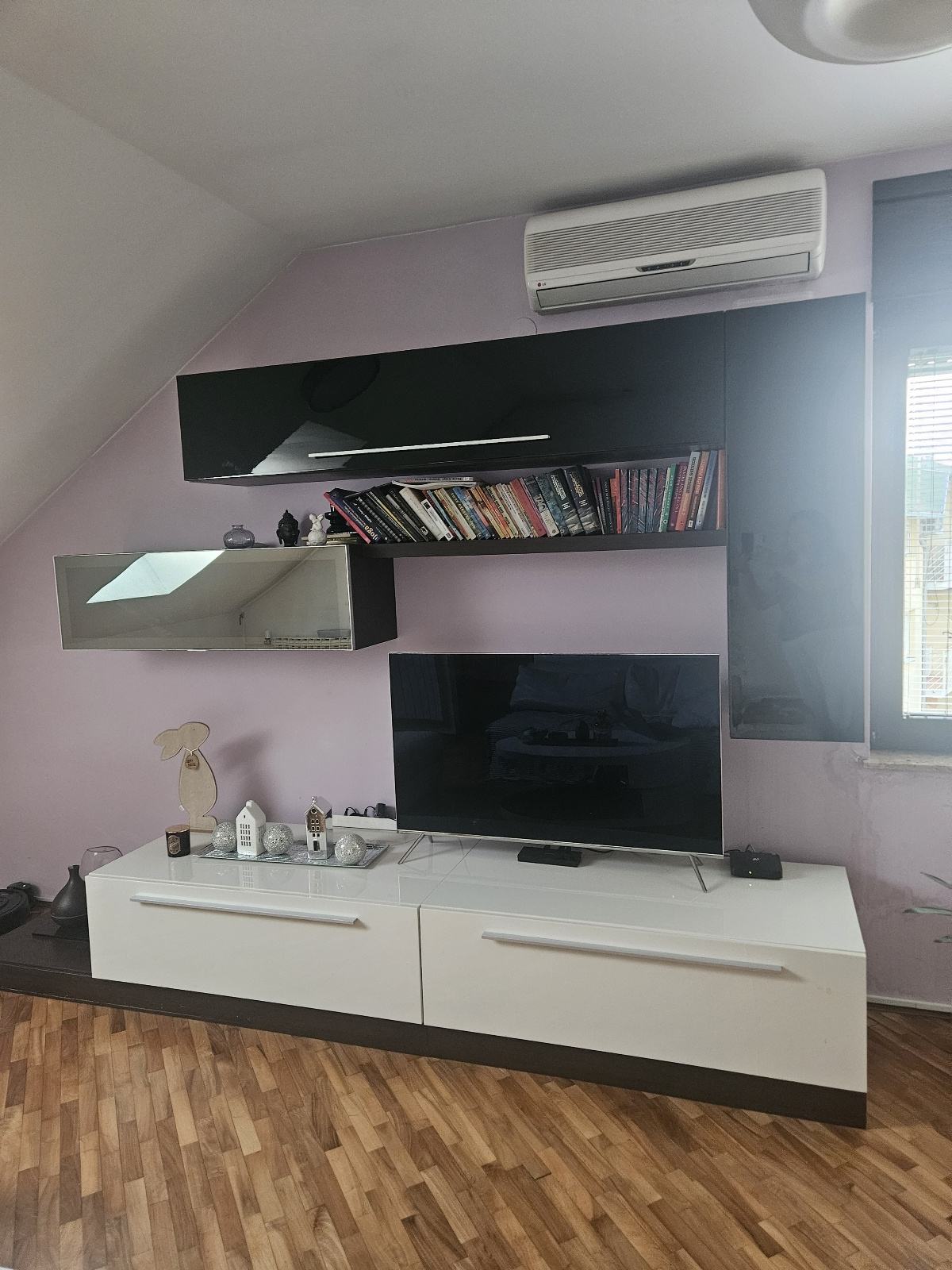 namještaj za dnevni boravak sa stolićem i kožnom garniturom