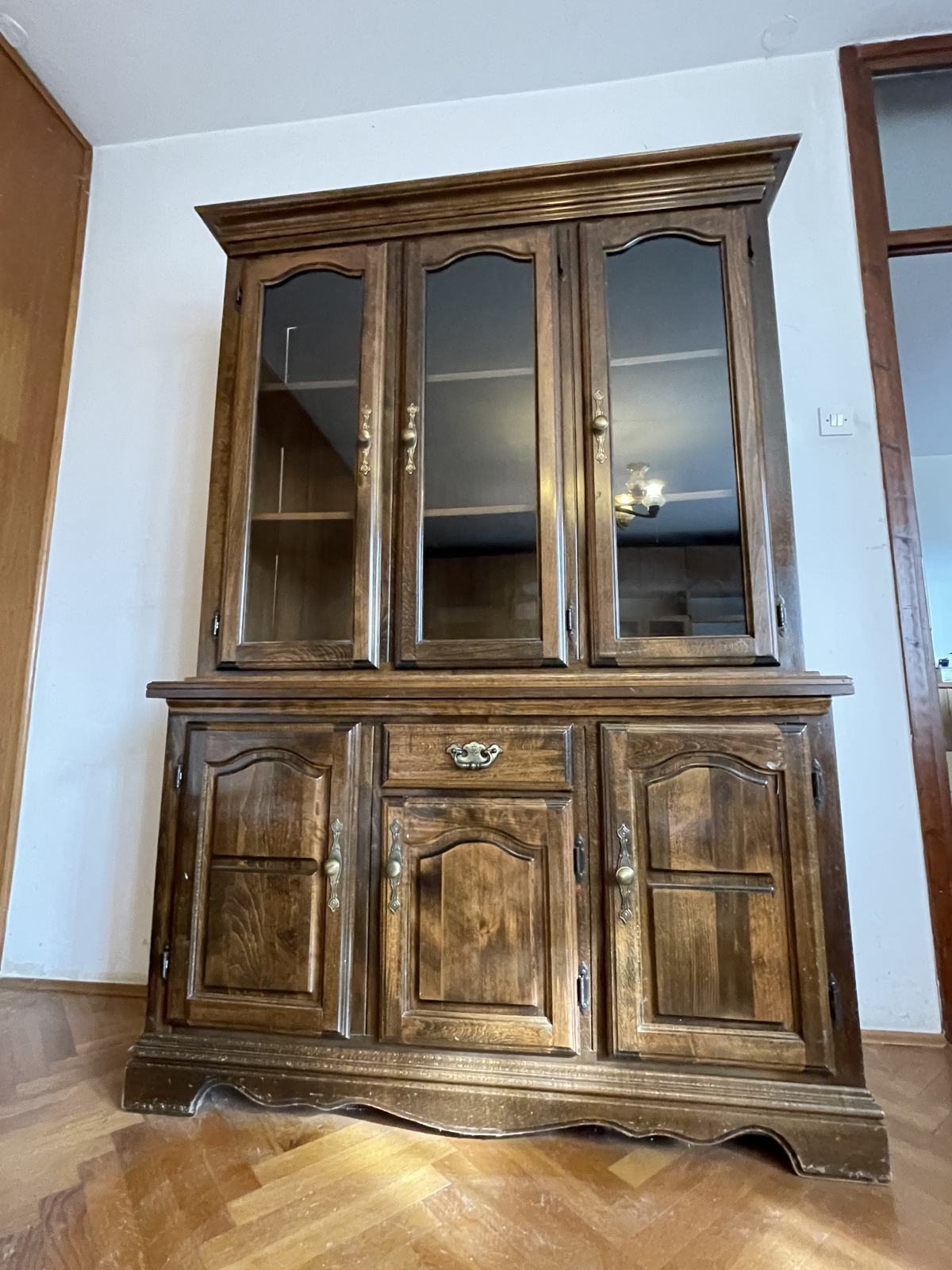 Ormar za blagovaonu/vitrina od masiva