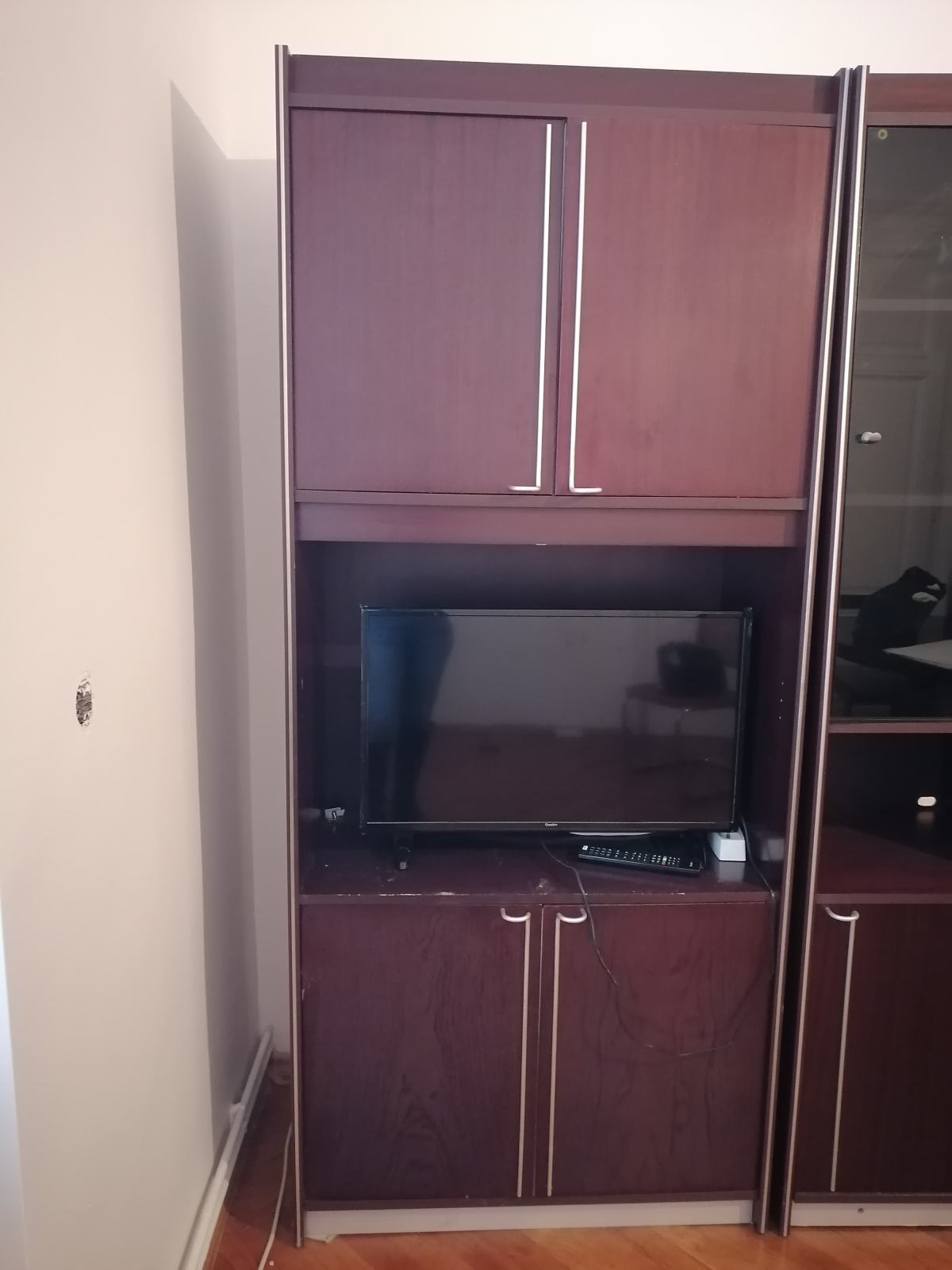 ORMAR ZA TV SA PROSTOROM ZA POHRANU