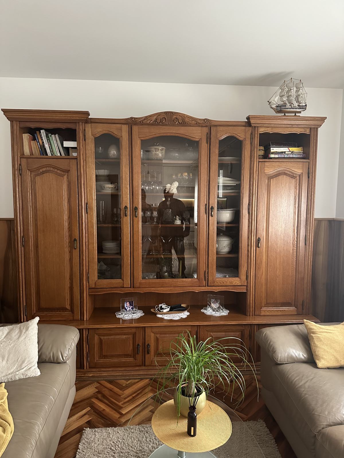 Ormar-vitrina od punog drva hrasta