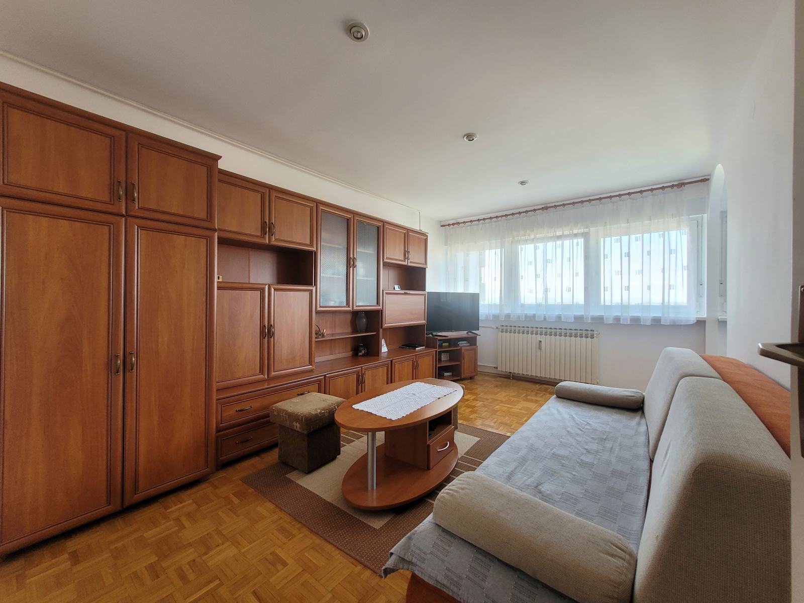 Poklanjam ormar za dnevnu sobu