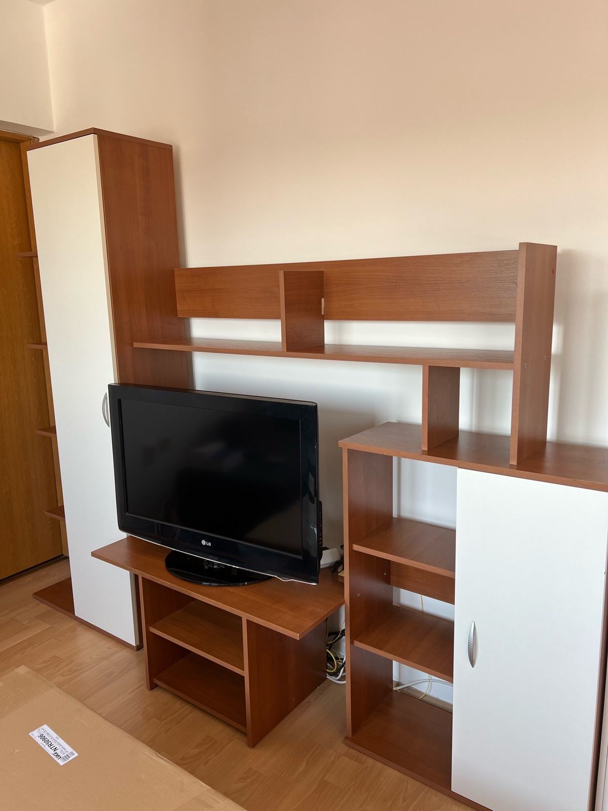 Poklanjam regal za dnevni boravak