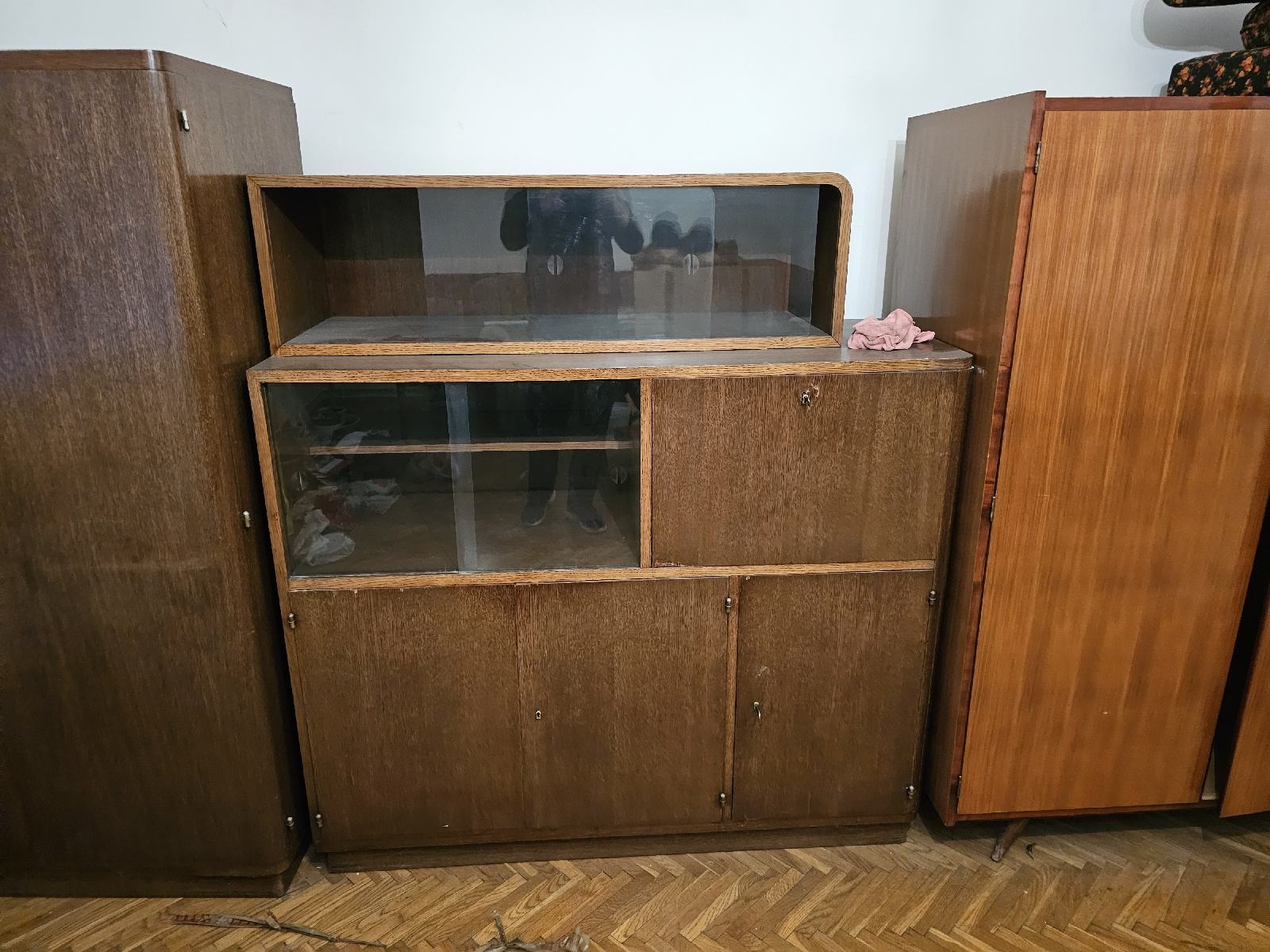 Poklanjm ormare i vitrinu