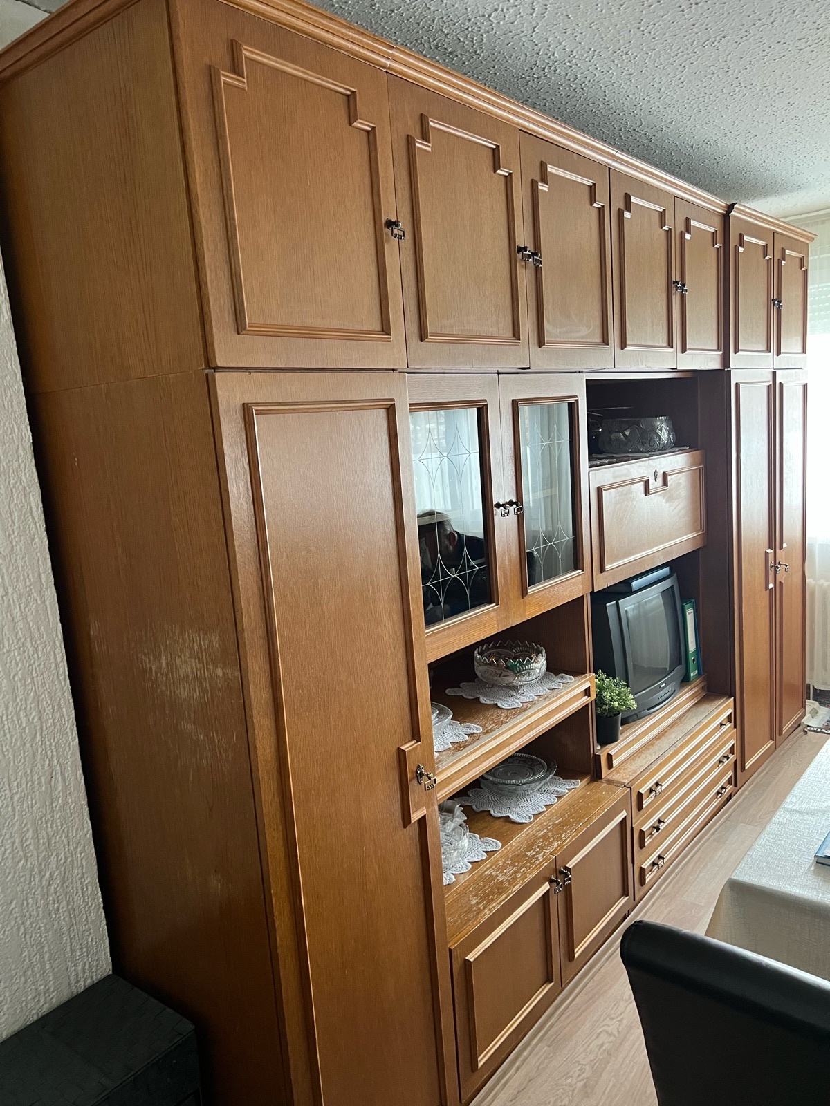 Prodajem stari regal za dnevni boravak